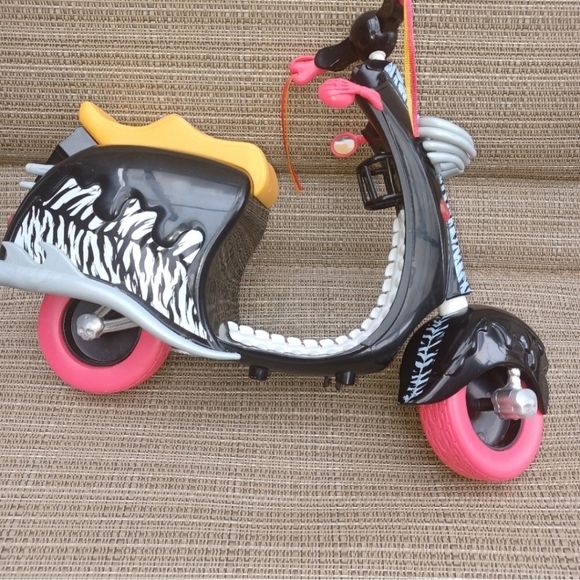 monster high | Toys | Draculaura Monster High Scooter Motorcycle Two ...